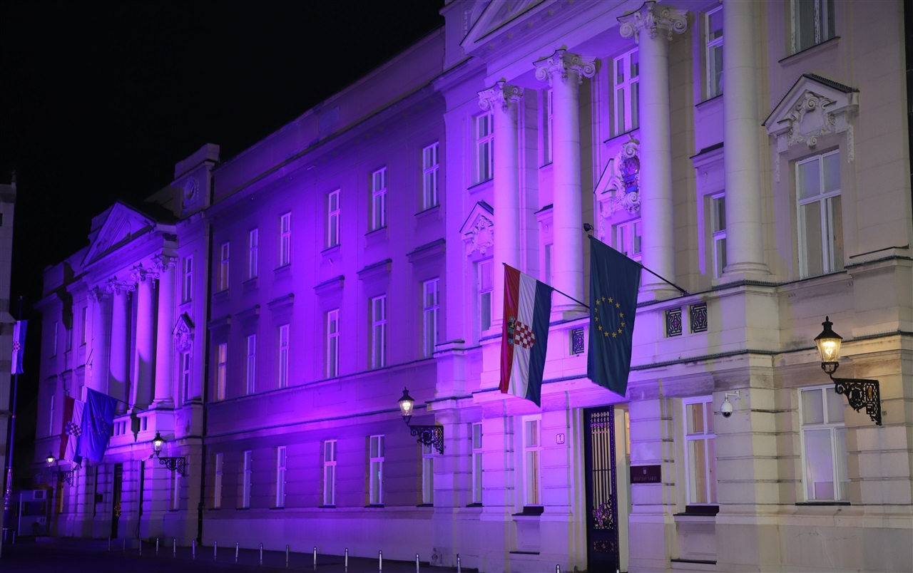 Zgrada Sabora osvijetljena ljubičastom bojom u povodu Međunarodnog dana ...